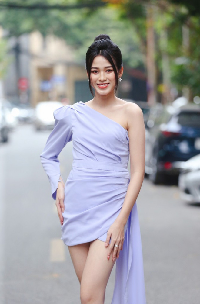 Hình ảnh mới nhất của Hoa hậu Đỗ Thị Hà: Kiểu váy tinh tế khoe trọn đôi ...