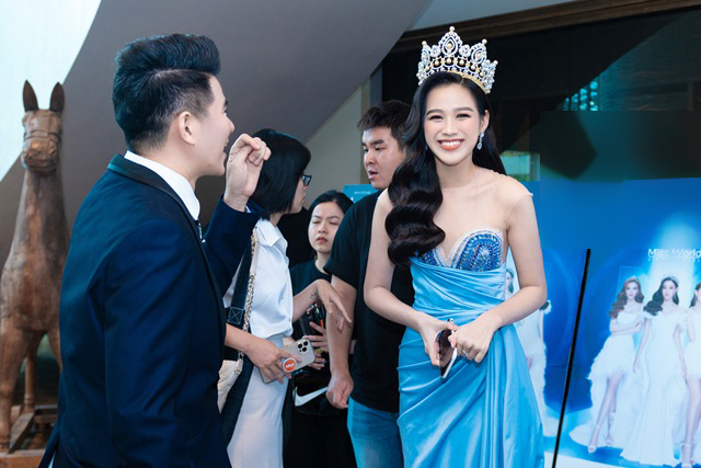 Hành động "lạ" của Vũ Mạnh Cường giữa "rừng" mỹ nhân