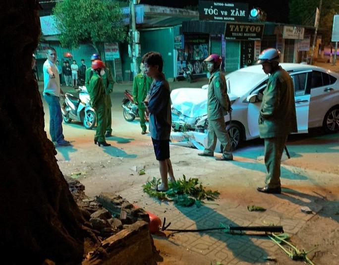 CLIP: Kinh hoàng xe con tông thẳng vào nhóm người trên vỉa hè