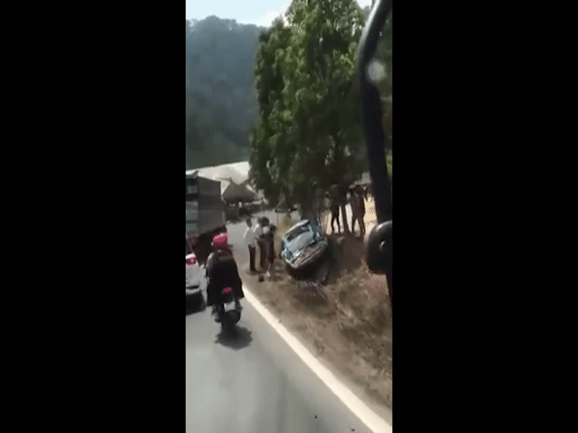 CLIP: Xe máy lao như tên bắn tông bay trụ xăng và khách đổ xăng ở Tây Ninh