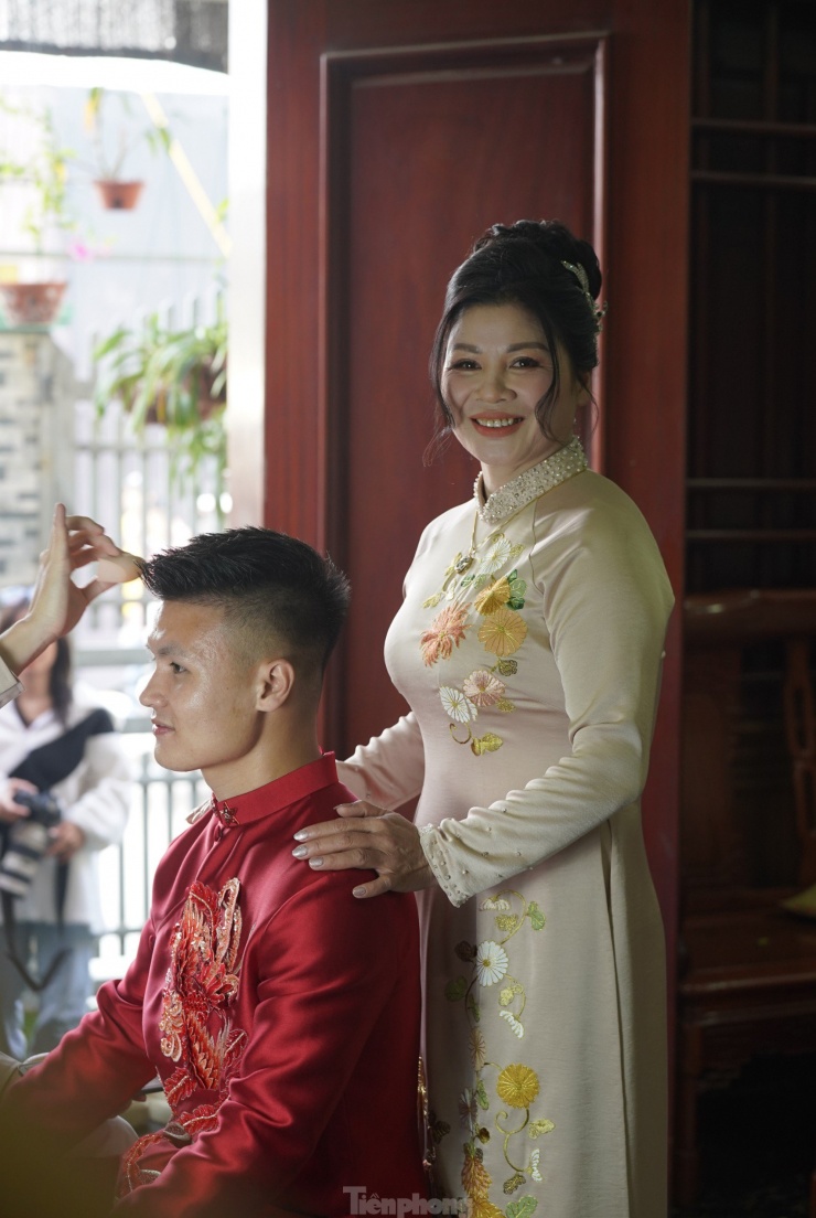 Quang Hải cùng dàn bê tráp TikToker triệu view tới nhà Chu Thanh Huyền
