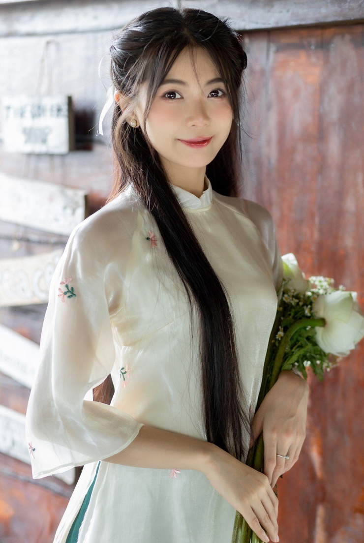 Á Khôi Đại học Văn Lang duyên dáng trong bộ ảnh ‘Nàng Xuân’ đón Tết Giáp Thìn 2024