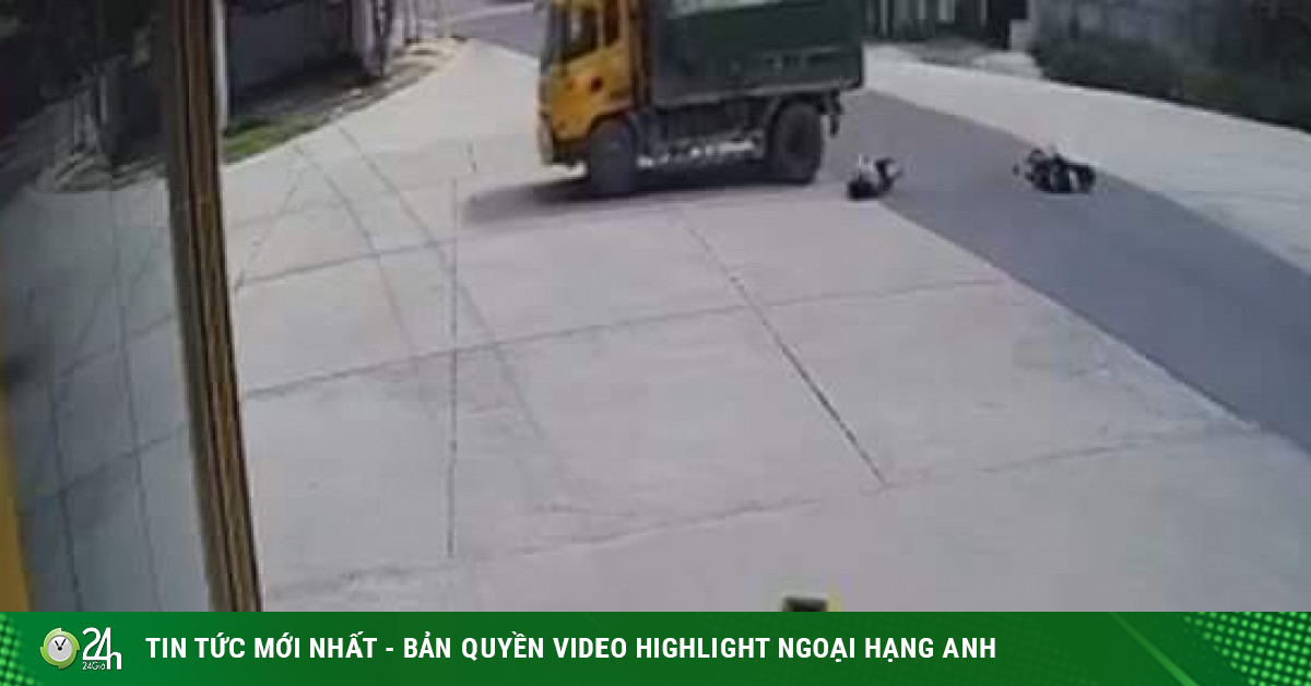 Clip: Xe máy tông kinh hoàng xe tải, 2 người gặp nạn nằm gục