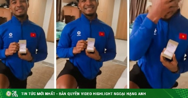 Xuân Son quỳ gối cầu hôn vợ trước thềm chung kết AFF Cup