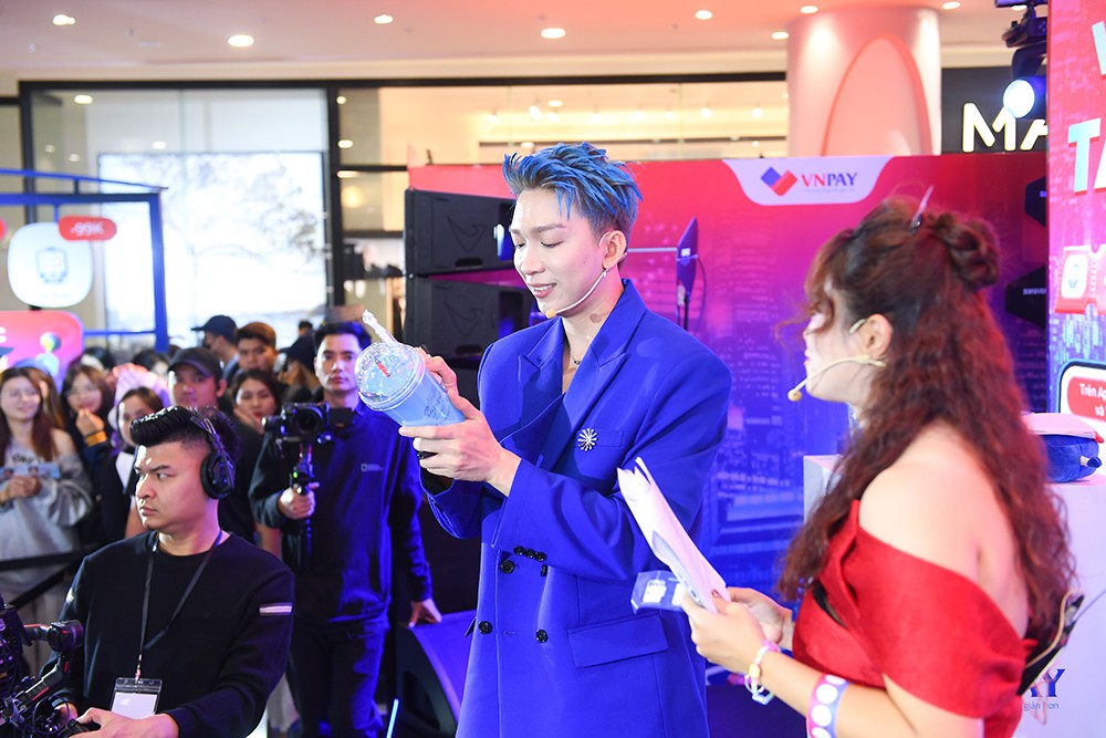 Zoom cận visual tóc xanh của Tăng Phúc tại sự kiện VNPAY Super Sale