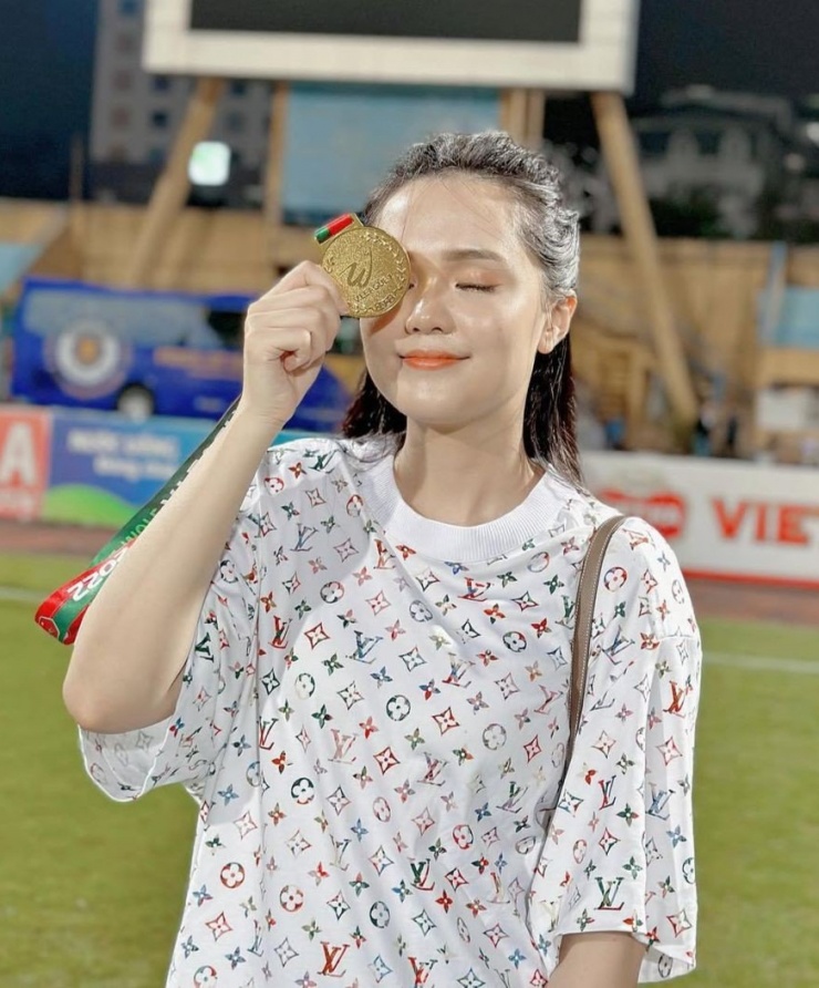 Vợ Duy Mạnh dát đồ hiệu lên người