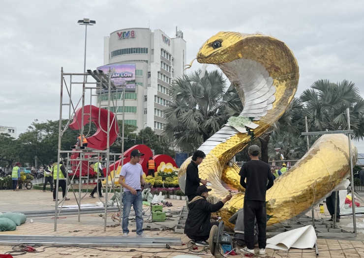 Cận cảnh linh vật rắn ở Đường hoa Xuân Đà Nẵng