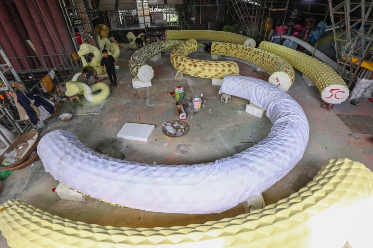 Xưởng làm linh vật rắn khổng lồ đường hoa Nguyễn Huệ