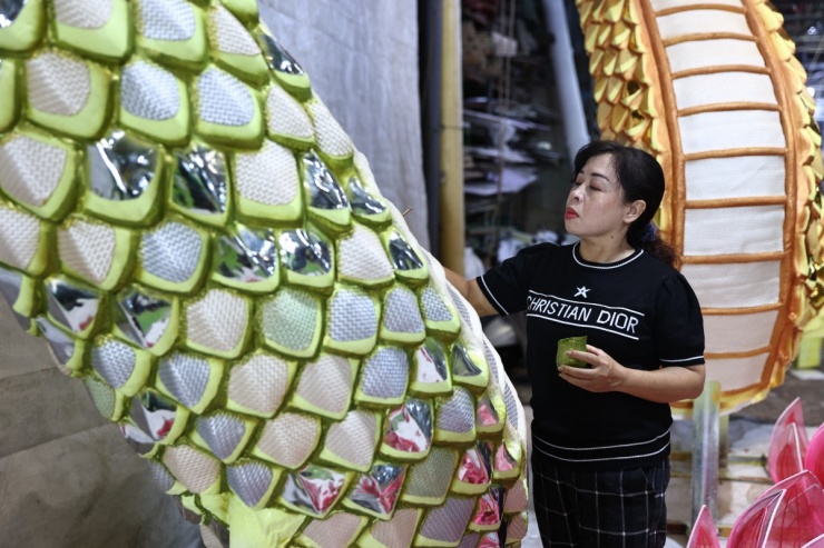 Xưởng làm linh vật rắn khổng lồ đường hoa Nguyễn Huệ