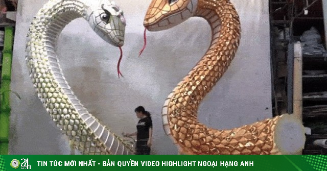 Xưởng làm linh vật rắn khổng lồ đường hoa Nguyễn Huệ
