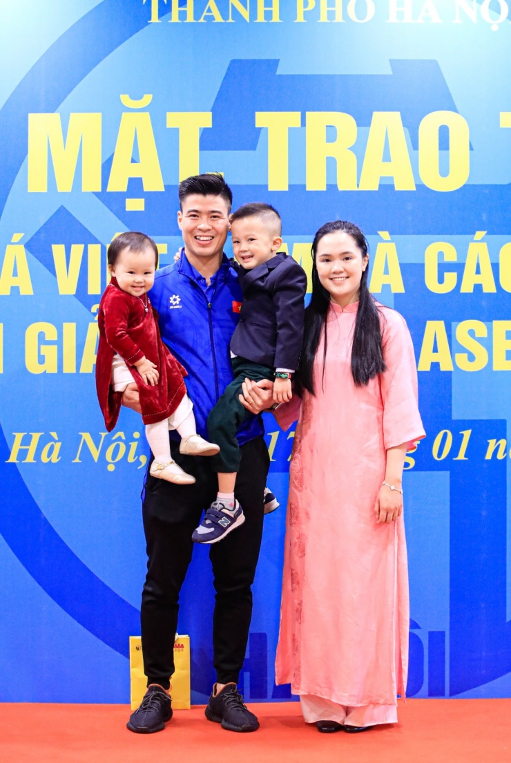Duy Mạnh đưa vợ con đi nhận tiền thưởng vô địch ASEAN Cup