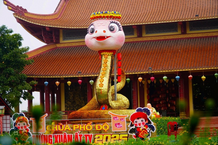 Linh vật rắn đánh 'má hồng' đầu đội hoa ở Hà Tĩnh