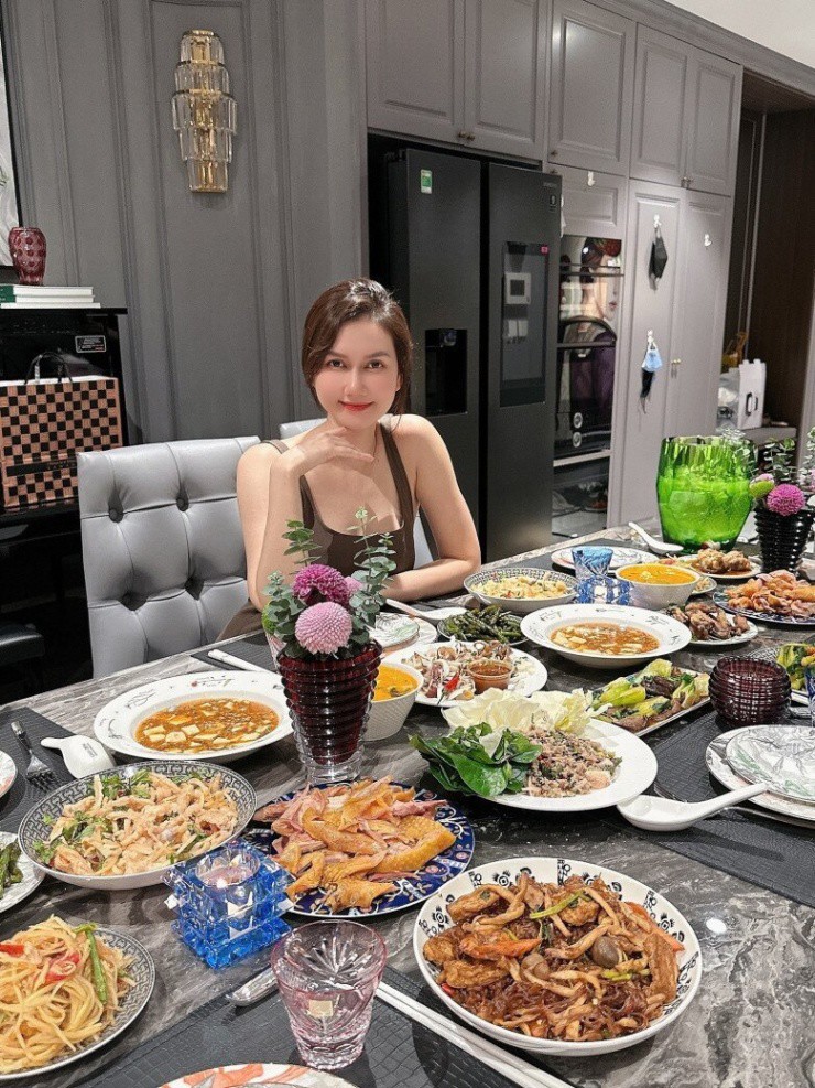 Diễn viên Hương Giang sinh con với chồng kín tiếng, em bé chào đời trước thềm mùng 1 Tết mang 2 ...