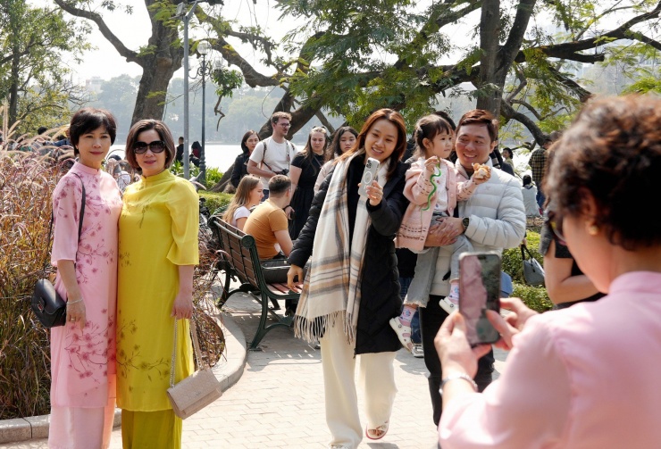 Hồ Gươm đông nghẹt người Mùng 2 Tết