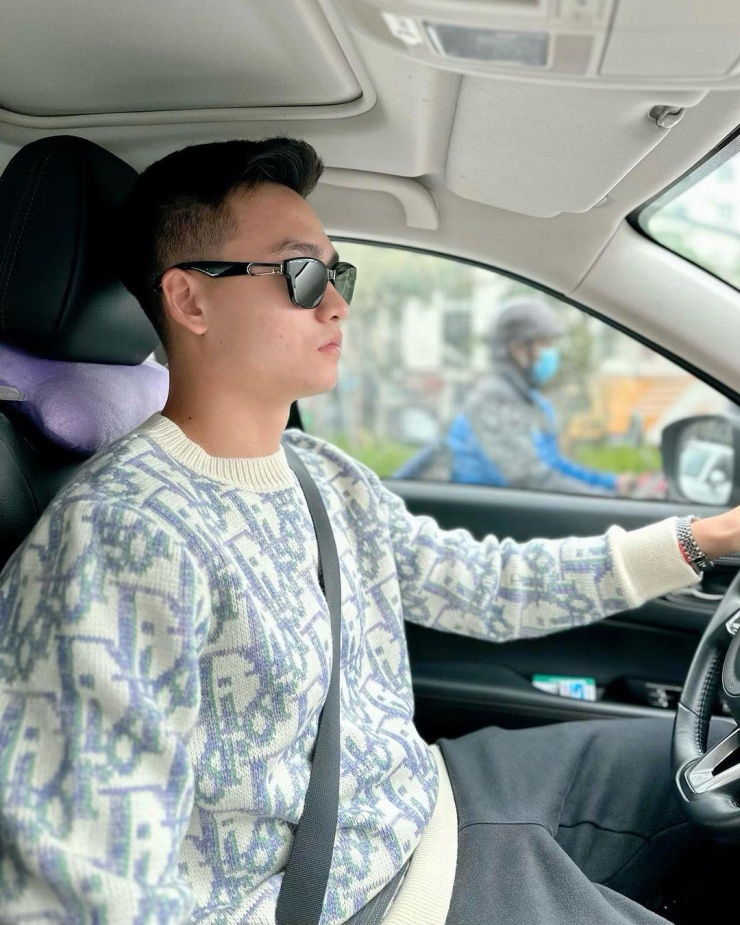 'Bóc giá' đồ hiệu của Bùi Hoàng Việt Anh