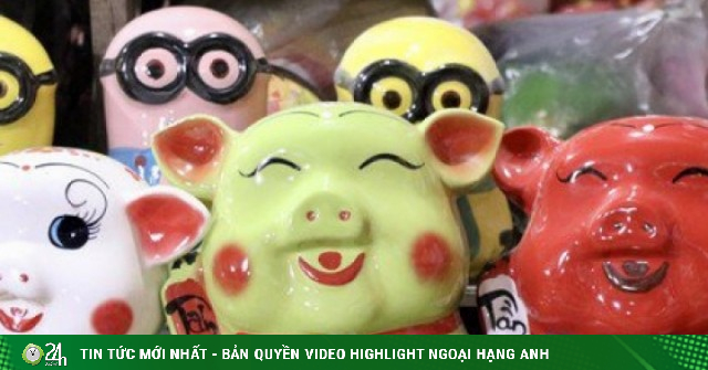 Nhiều người mua heo đất lấy may đầu năm