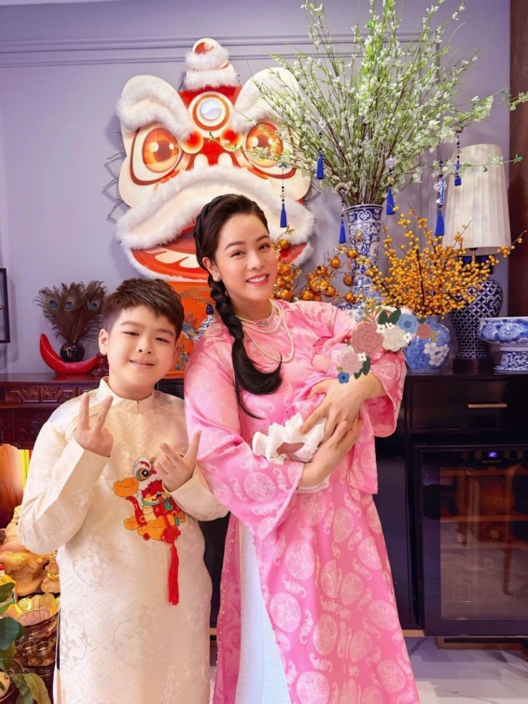 Con sao Việt vừa ra đời đã có vàng: Ái nữ nhà Nhật Kim Anh nhận quà trăm triệu, con trai Đàm ...