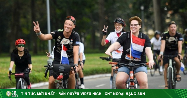 Hai chàng trai đạp xe gần 20.000 km đến Việt Nam