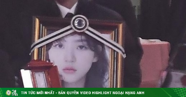 Lễ tang Kim Sae Ron qua đời ở tuổi 25: Mẹ đi không vững, người thân phải dìu