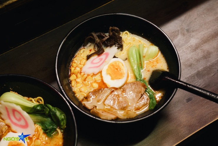 Xếp hàng giữa trời rét 13 độ để thưởng thức mì ramen vỉa hè Hồ Tây