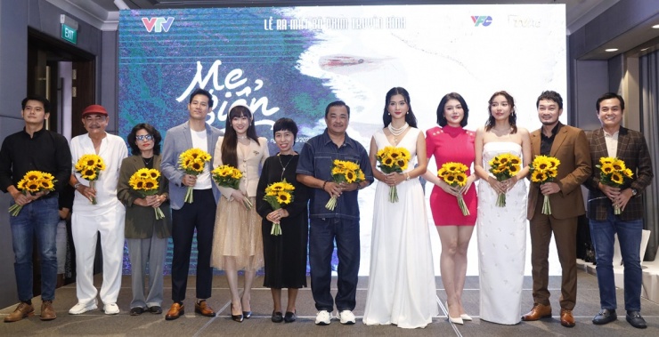 Bạn gái kém 36 tuổi mặc hở bạo dự sự kiện cùng Việt Anh