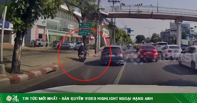 Clip: Xe máy đâm vào gốc cây sau pha chuyển làn đầy bất cẩn của ô tô