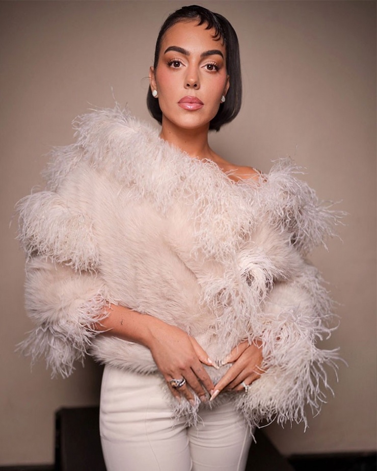 Georgina biến hóa phong cách tại Paris Fashion Week