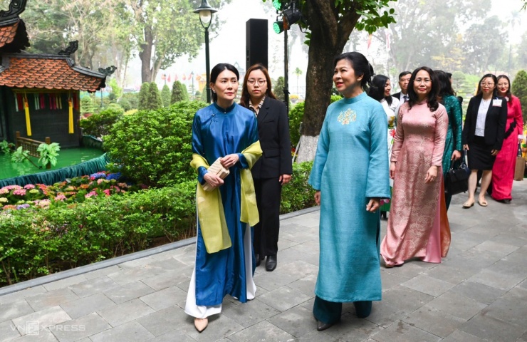 Phu nhân Thủ tướng Singapore mặc áo dài, xem múa rối nước