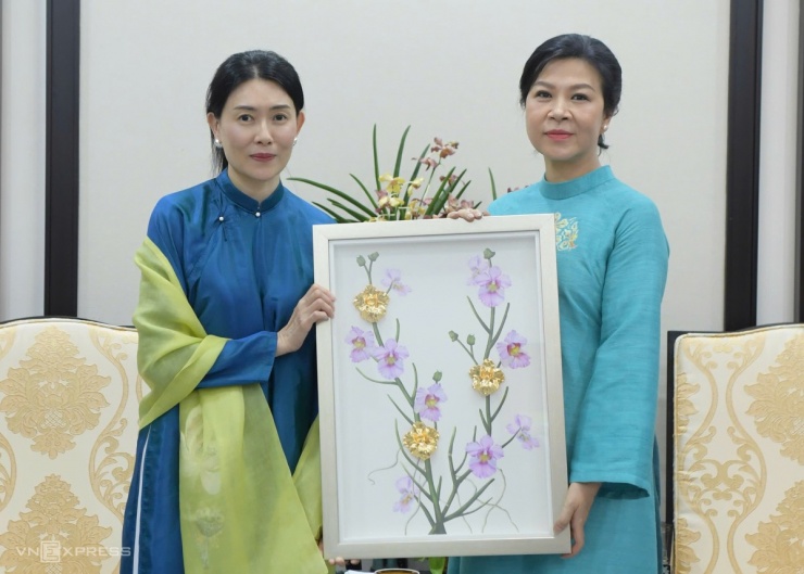 Phu nhân Thủ tướng Singapore mặc áo dài, xem múa rối nước