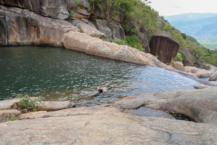 'Hồ vô cực' nằm cheo leo giữa con suối Ba Hồ độc đáo ở Ninh Thuận hút khách