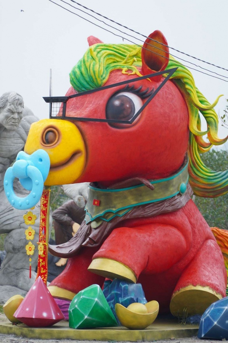 Chủ nhân chia sẻ về linh vật "Ngựa vui vẻ” độc đáo, nặng gần 6 tấn, lần ...