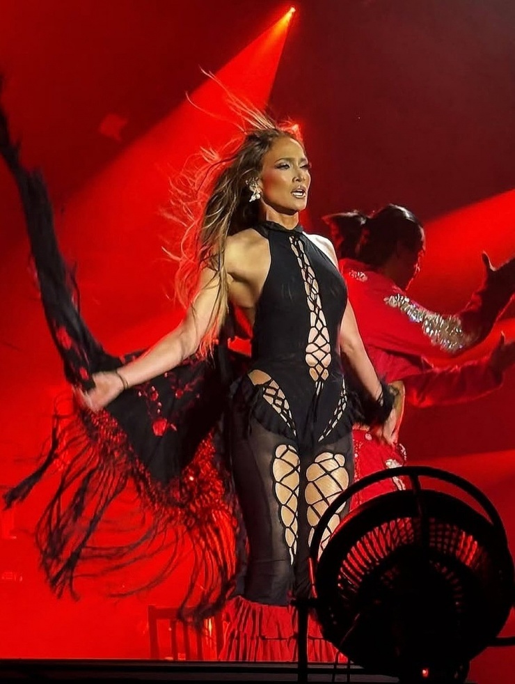 Gu đồ diễn táo bạo của Jennifer Lopez