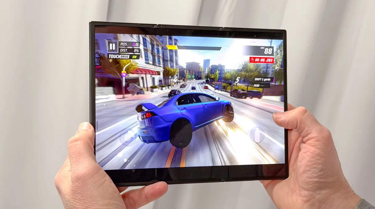 Trên tay Galaxy Z Tri Fold 3 màn hình gập: Quá đã