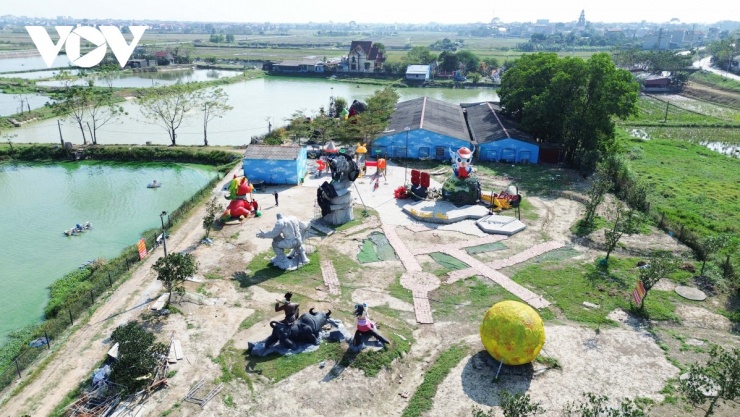 Độc lạ linh vật "Ngựa hạnh phúc" cao 6m, nặng gần 10 tấn ở Bắc Ninh