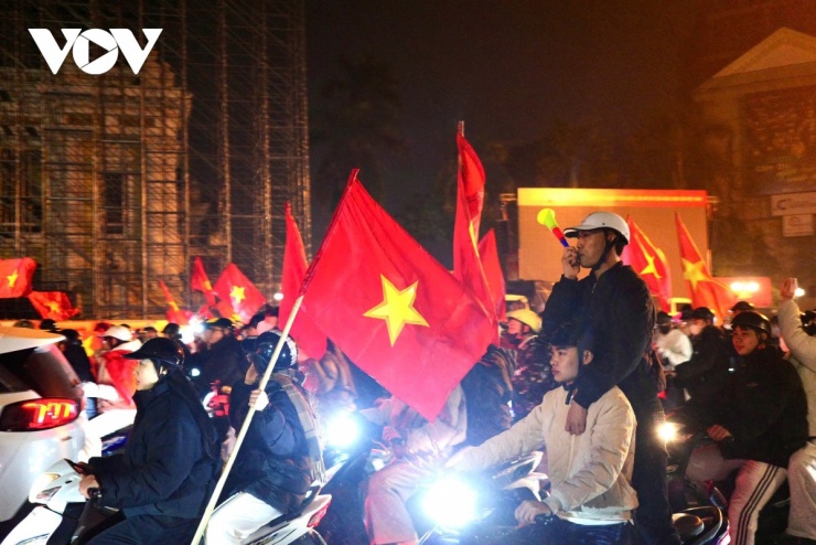 Hà Nội "không ngủ": Người hâm mộ vỡ òa sau chiến thắng lịch sử của U23 ...
