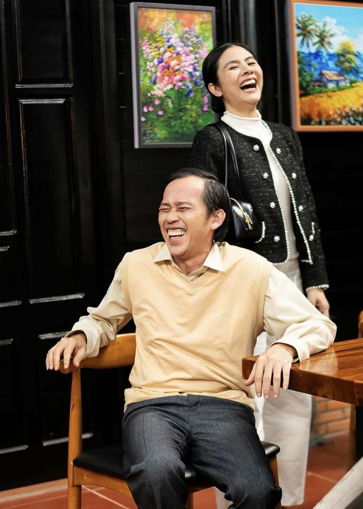 Ảnh sao 24/1: Chi Pu sắm 10 bộ áo dài mặc Tết