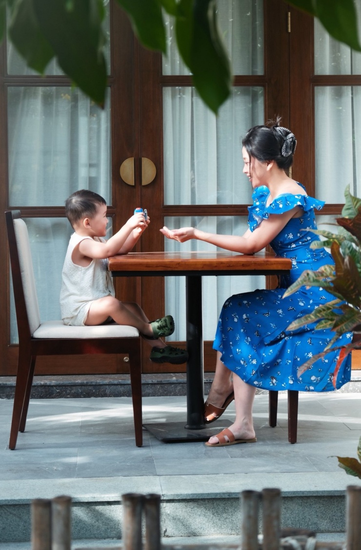 Ảnh sao 24/1: Chi Pu sắm 10 bộ áo dài mặc Tết