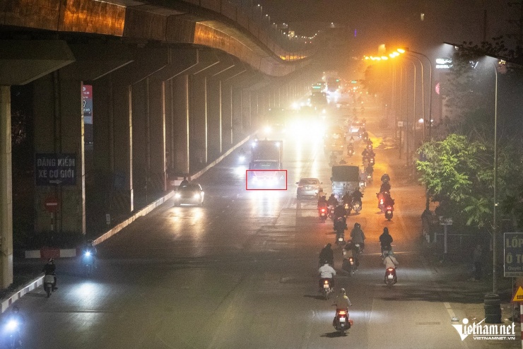 Ô tô lắp đèn siêu sáng gây cảnh 'mù tạm thời' cực nguy hiểm trên đường ...