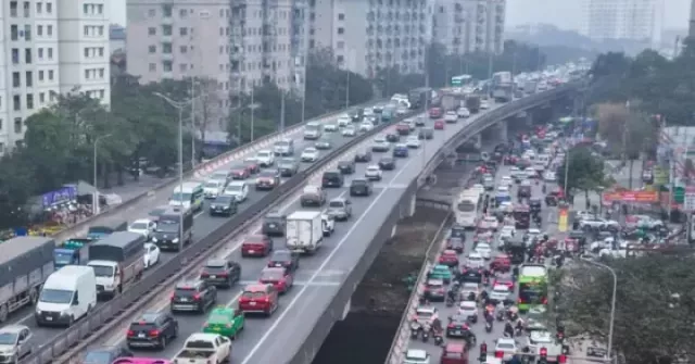 Dòng xe ùn ùn rời phố về quê nghỉ Tết, cửa ngõ Thủ đô tắc cứng