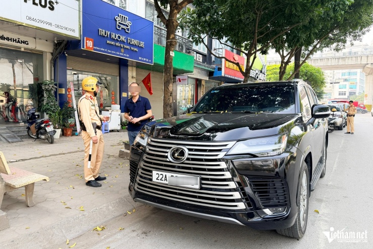 Tài xế chây ì đỗ nơi có biển cấm ở Hà Nội, CSGT xử lý cả Lexus LX600 và ...