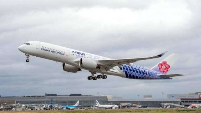 Bất ngờ phát hiện chim va thủng vỏ "siêu máy bay" A350 tại Tân Sơn Nhất