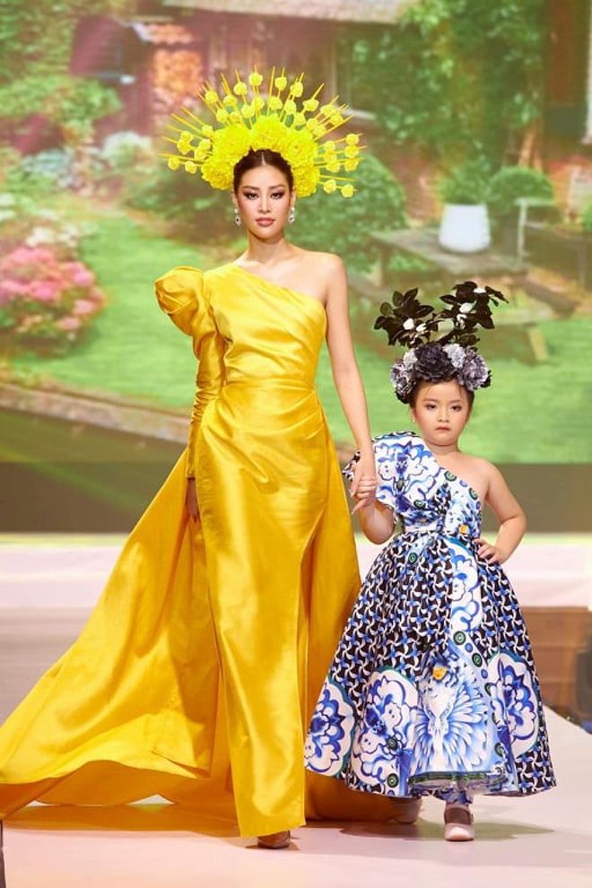 Mẫu nhí Annie Phương Anh thần thái diễn vedette cùng Hoa hậu Khánh Vân