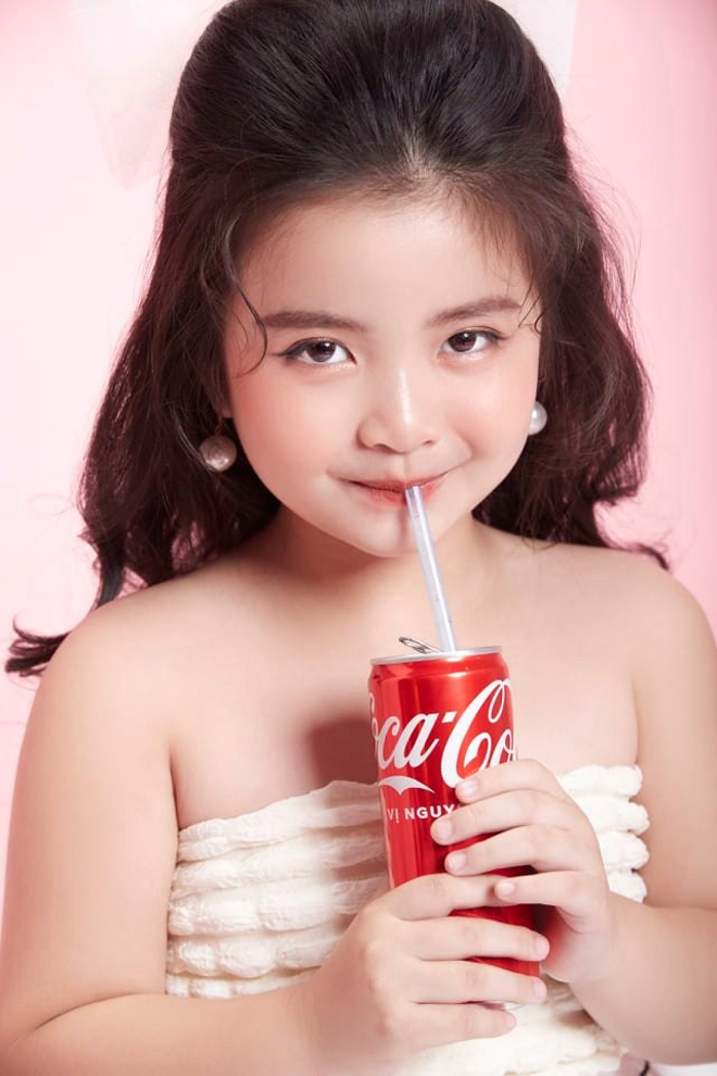 Mẫu nhí Annie Phương Anh thần thái diễn vedette cùng Hoa hậu Khánh Vân