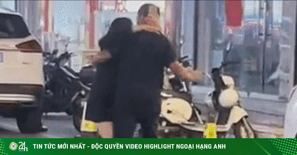 Cô gái giãy nảy ăn vạ người yêu giữa chốn đông người và cái kết xấu hổ