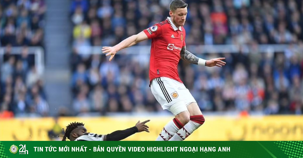 MU thua Newcastle: Fan đòi đuổi "chân gỗ" Weghorst, Neville chê bai Ten Hag