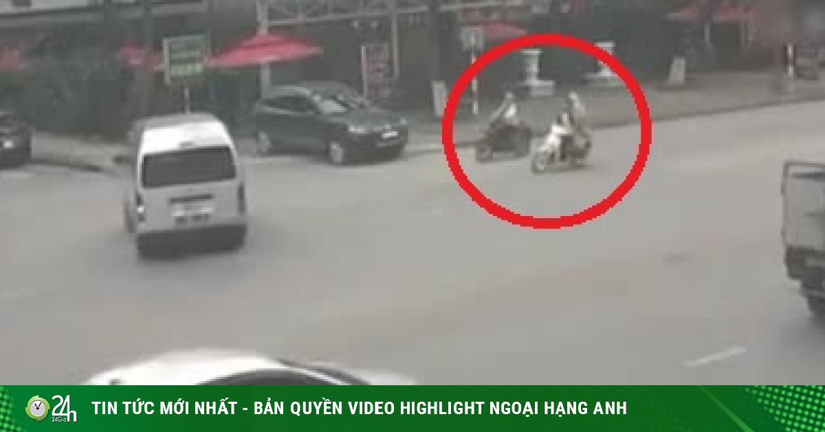 Clip: Xe máy phóng như bay tông đuôi ô tô, 2 người ngã gục