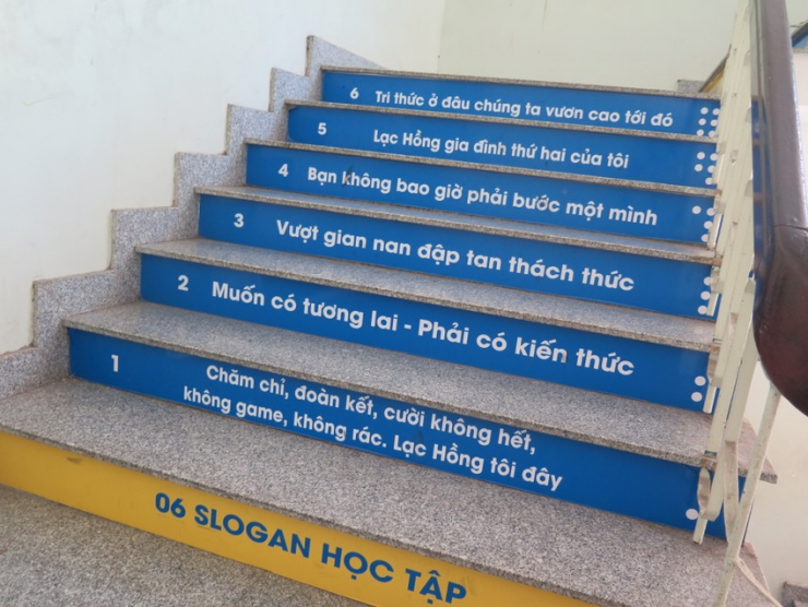 'Lạ mắt' cầu thang bộ có cộng, trừ, nhân, chia và cả ... giảm cân