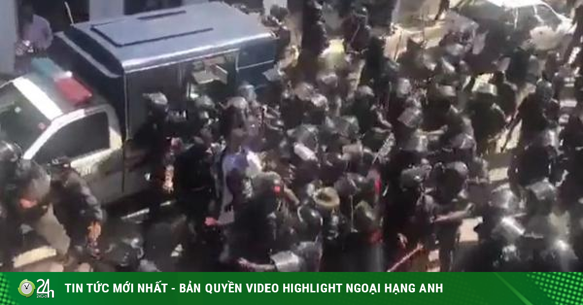 Cựu Thủ tướng Pakistan Imran Khan bị lực lượng an ninh xông vào bắt