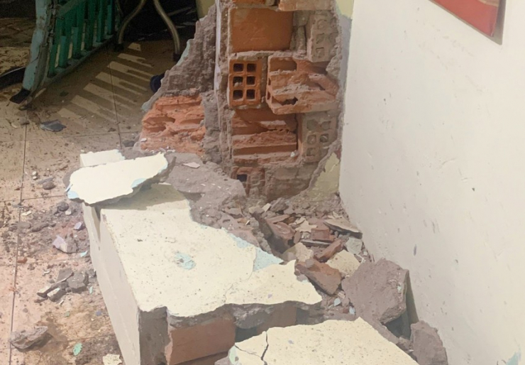 Camera ghi cảnh ô tô chạy lùi tông sập tường nhà dân