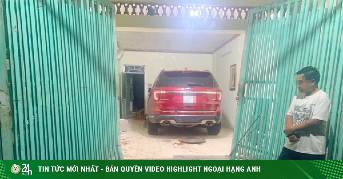 Camera ghi cảnh ô tô chạy lùi tông sập tường nhà dân